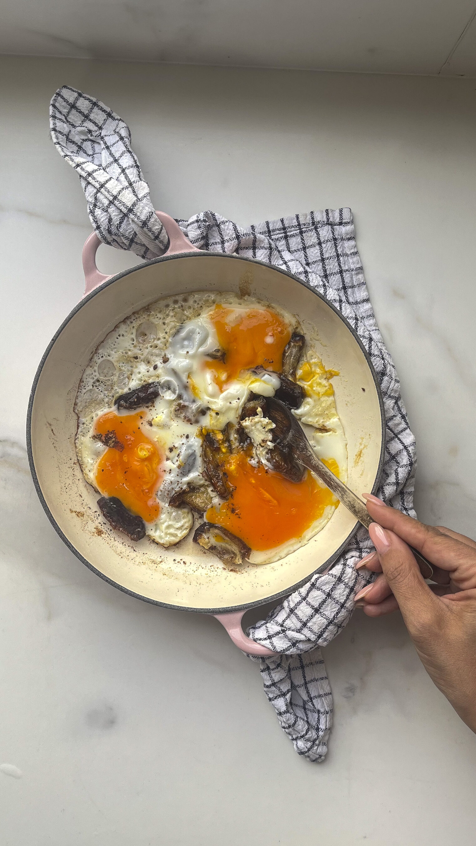 Fried Eggs with Bam Dates - Cooking with Zahra